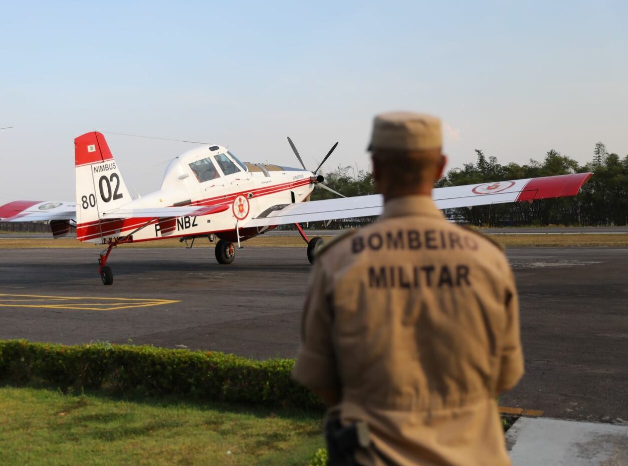 Governo do Amazonas recebe suporte de aeronaves do CBMDF no combate a ...